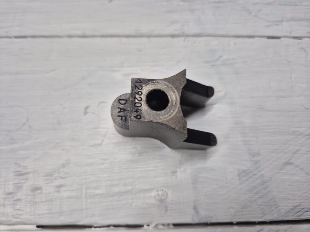 INJECTOR LOCKING BRACKET